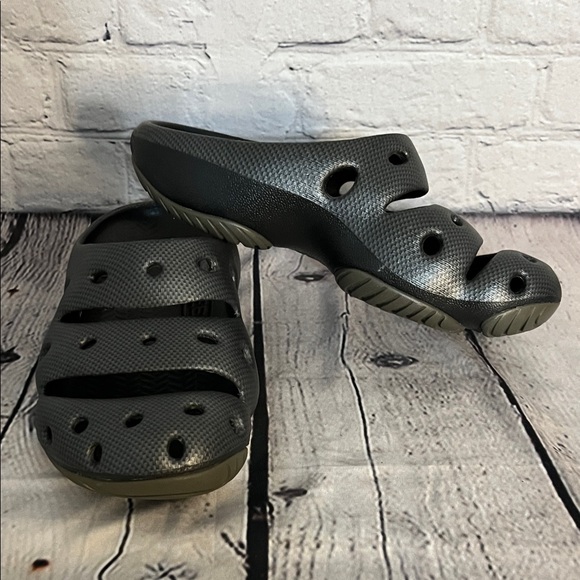Keen | Shoes | Keen Mens Yogui Clogs In The Graphite Color | Poshmark